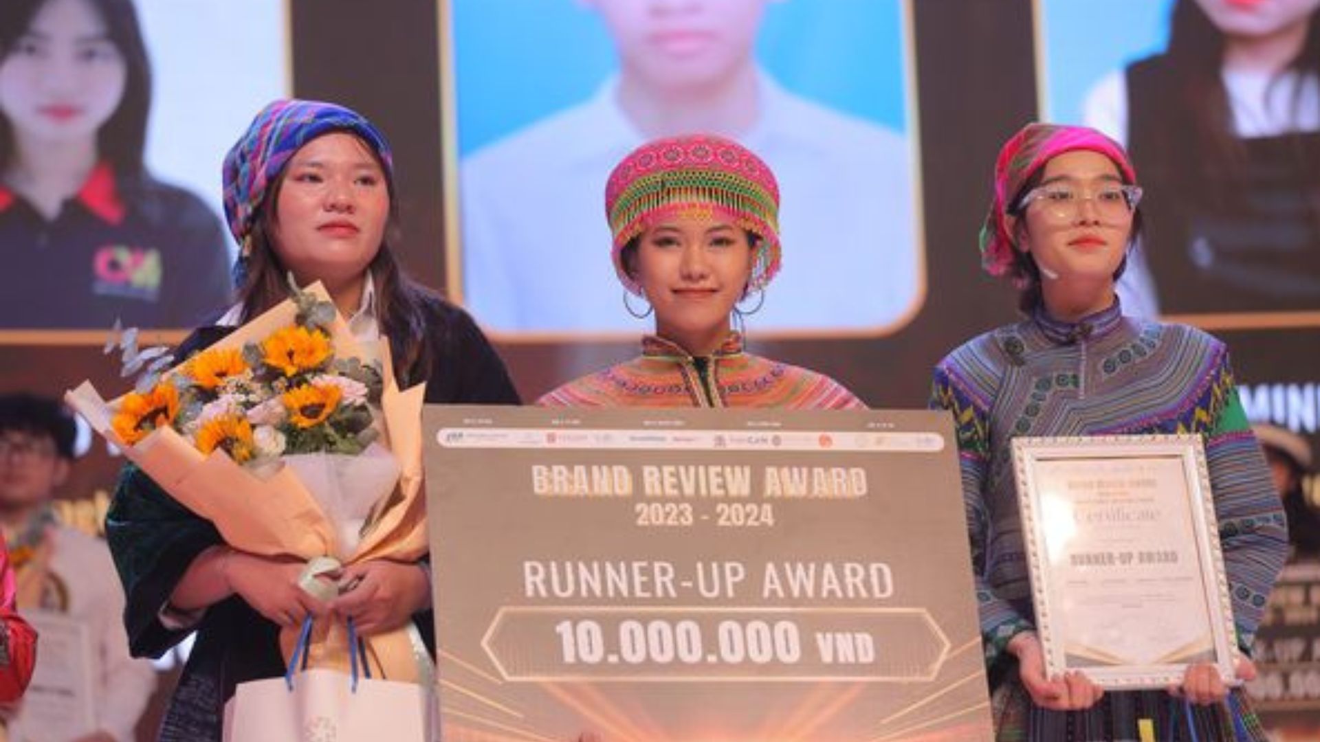 Á quân Brand Review Award 2024 - Sách tranh Review Tộc hiệu H'mong ...